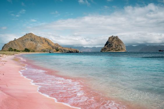 7 Spot Instagramable di Pink Beach Lombok & Aktivitas Serunya ...